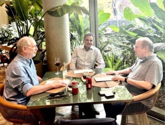 Ciro Gomes e Jereissati apoiam Aécio Neves para presidente - Imprensa ...